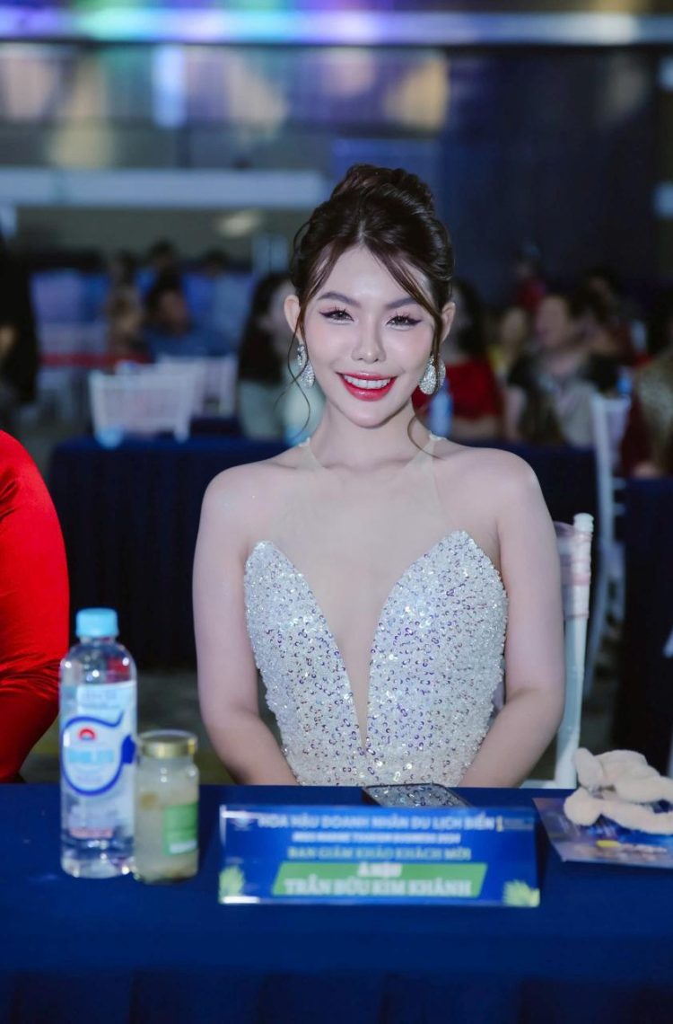 Á hậu Trần Bửu Kim Khánh tỏa sáng trong vai trò giám khảo khách mời Hoa hậu Doanh nhân Du lịch ...